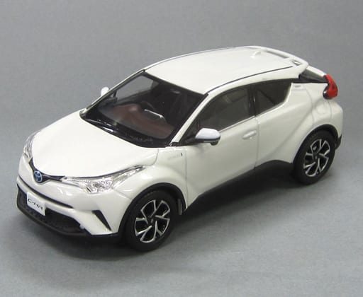 1/30 Toyota C-HR (White Pearl Crystal Shine) Color Sample Display Model [070] | Toy Hobby ...