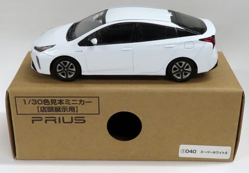 1/30 TOYOTA PRIUS (Super White II) Color sample mini car for storefront ...