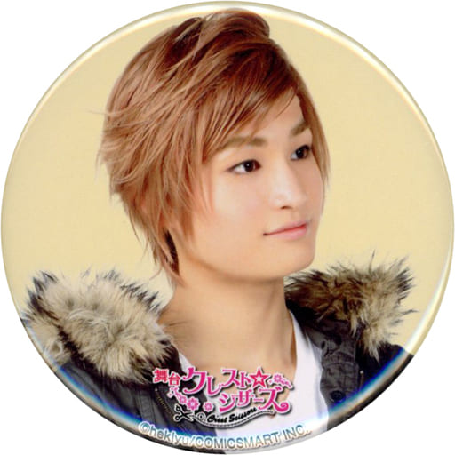 Rei KAWAMURA (Akihiko OKA) / Background : Yellow Random metal badge "Stage 『 Crest Scissors ...