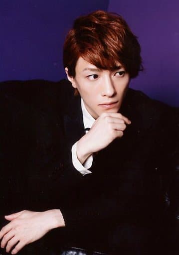 Official photo (male) / actor Hiroki Suzuki / Upper-body / Costume : Black / Right-hand Jaw ...