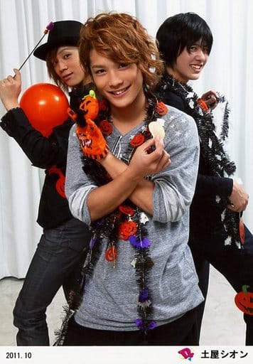 Official photo (male) / actor D2 / Tsuchiya Zion / Hizagami / Costume Gray / Both Hands Crossing ...