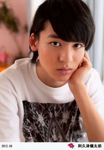 Official photo (male) / actor D2 / Shintaro Akutsu / Bust Up / Costume Black and White / Left ...