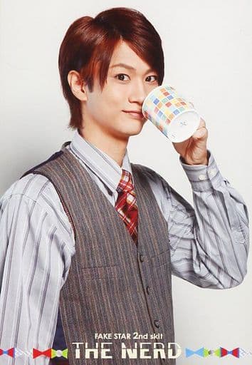 Official photo (male) / actor Ryoma Baba / Upper Body / Costume Gray / Vest / Left Hand Mug ...