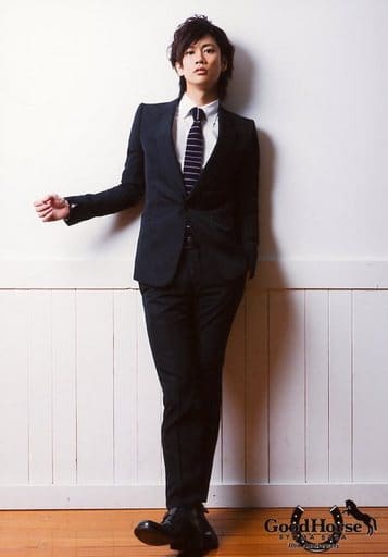 Ryoma Baba / Whole Body / Costume Black / White / Suit / Right Hand Rock / Left Hand Back ...