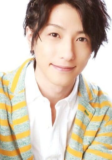 Official photo (male) / actor Hiroki Suzuki / Bust Up / Costume Yellow / Green / Shirt White ...