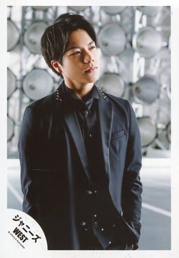 Johnny's West / Daiki Shigeoka / Upper body ・ Costume black ・ Left hand pocket ・ Face upward ...