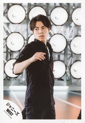 Johnny's West / Daiki Shigeoka / Above-the-knee ・ Costume black ・ Right hand raised ・ Body ...