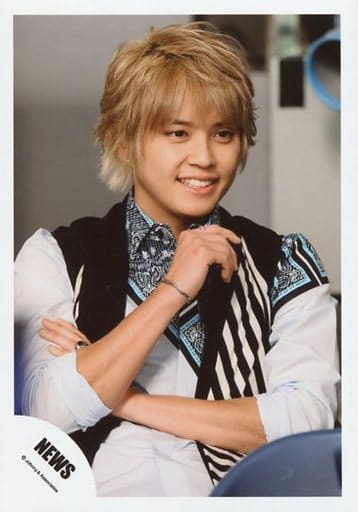 Official photo (Johnnys) / idol / NEWS NEWS / Yuya Tegoshi / Upper Body / Costume Black / White ...