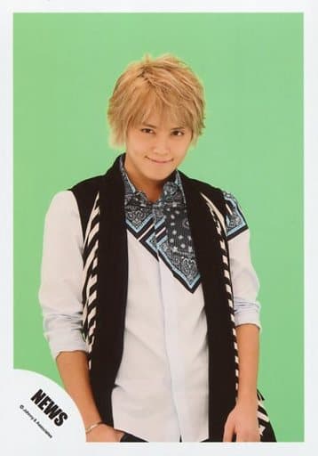 NEWS / Yuya Tegoshi / Upper Body / Costume Black / White / Blue / Mouth Closed / Eyes Left ...