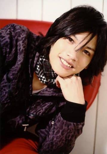 Official photo (male) / actor Takuya Kawaharada / Bust Up / Costume Purple. Leopard Pattern ...