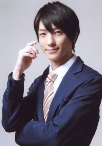 Official photo (male) / actor Hiroki Suzuki / Upper Body / Costume Blue / fingers of the right ...