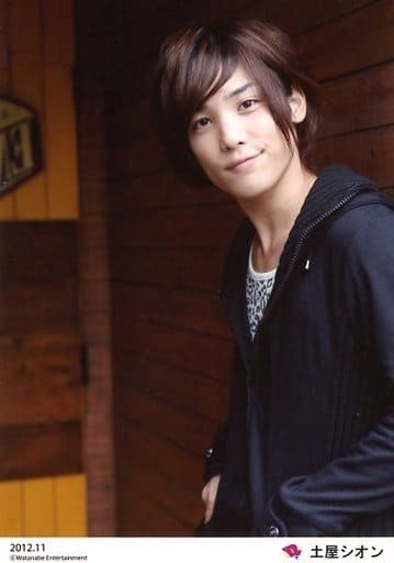 Official photo (Male) / Actor / D2 D2 / Tsuchiya Zion / Upper Body / Costume Black / White ...