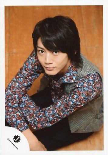 Johnnys Jr. / Reo Nagatsuma / Knee-up, sitting, costume red, blue, grey, both hands in front ...