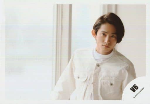 V6 / Ken Miyake / Horizontal ・ Bust up ・ Body angle ・ Camera line of sight ・ Right side ・ Window ...