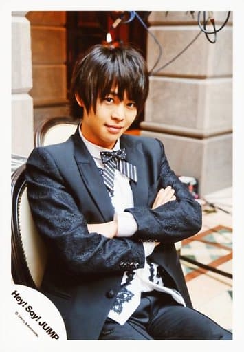 Hey! Say! JUMP / Daiki Arioka / Knee-Up / Sitting / Costume black / white / Facing right / Arm ...