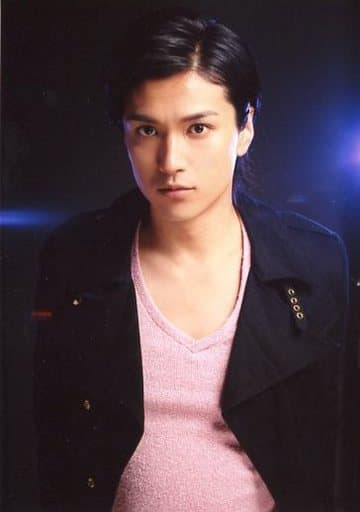 Official photo (male) / actor Daisuke Watanabe / Upper Body / Costume Black / Pink / Both Hands ...