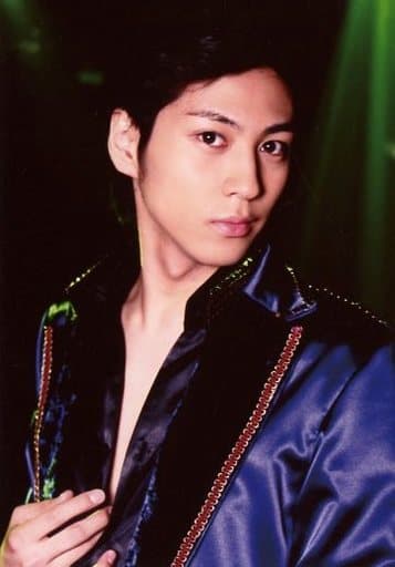 Official photo (male) / actor Yuki Izawa (End) / Bust Up / Costume Black. Blue / Right Hand ...