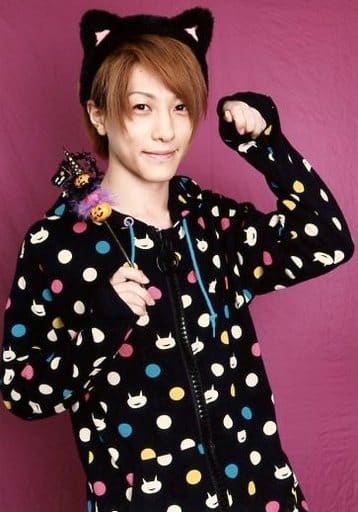 Official photo (male) / actor Hiroki Suzuki / Upper Body / Costume Black / Polka-Dot / Cat Ears ...