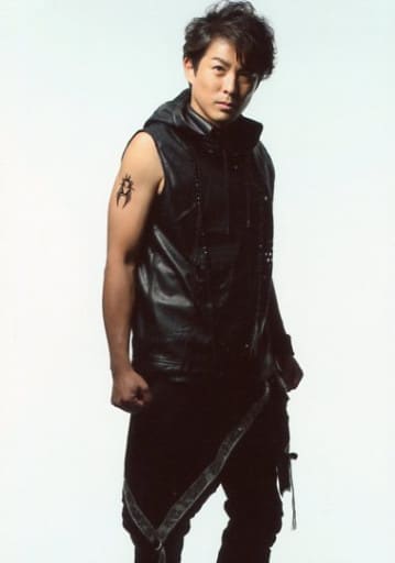 * pnish * / Eiji Moriyama / Above-knee ・ Costume black ・ Body facing right ・ Under both hands ...