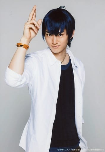 Official photo (male) / actor Masanari Wada (Karamatsu) / Upper body, Uniform, Right Hand ...