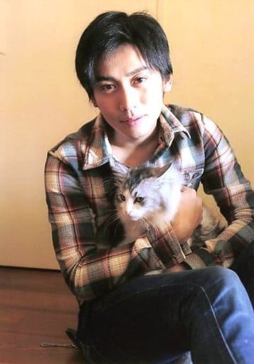 Official photo (male) / actor Hiromi Sakimoto / Kneecap / Sitting ...