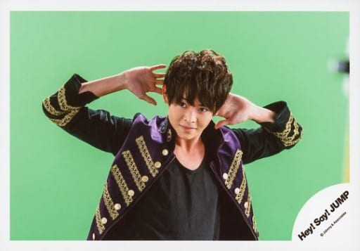 Hey! Say! JUMP / Daiki Arioka / horizontal, upper body, costume purple, black, gold, both hands ...