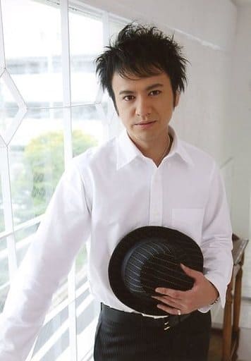 Official photo (male) / actor * pnish * / Yuichi Tsuchiya / Kneecap, White Costume, Left Hand ...