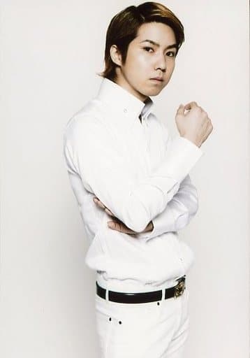 Official photo (male) / actor Kosuke Kuwano / Kneecap / White Costume / Right Direction / Right ...