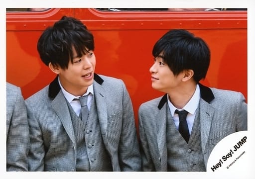 Hey! Say! JUMP / Daiki Arioka / Yuri Chinen / Horizontal ・ Upper body ・ Costume gray ・ Black-and ...