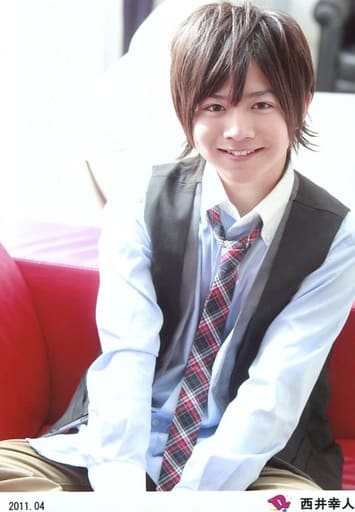 Official photo (Male) / Actor / D2 D2 / Yukito Nishii / Kneecap / Sitting / Costume black / blue ...