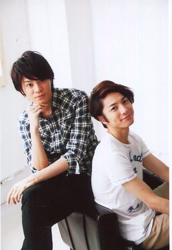 Official photo (male) / actor Takuya Kikuchi, Takuma Wada / Kneecap, Sitting, Costume White ...