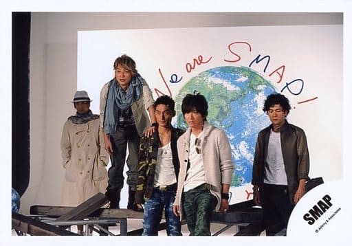 SMAP / Assembly (5 persons) / Horizontal ・ Above the knees ・ Riding on ...