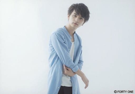 Official photo (male) / actor Toshiki Seto / Horizontal / Above Knee / Light Blue Costume ...