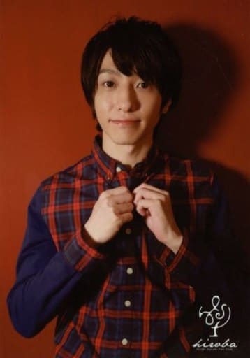 Official photo (male) / actor Hiroki Suzuki / Upper Body / Costume Check Pattern / Both Hands ...