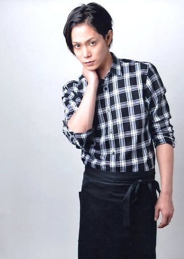 Official photo (male) / actor Yuki Tamaki (Kensuke) / Above the Knee / Costume Black and White ...