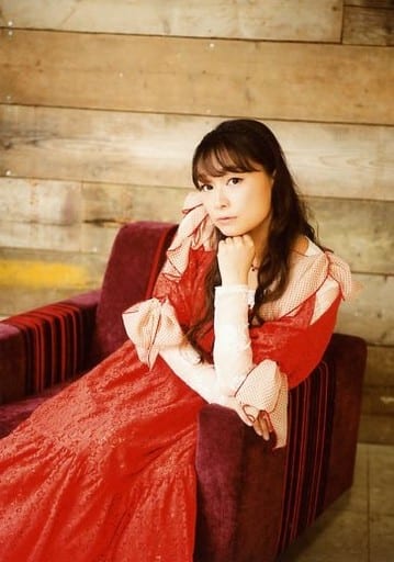 Official photo (female) / voice actor Asami Imai / Kneecaps, Seats, Red ...