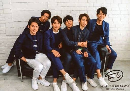 生写真(ジャニーズ)/アイドル/V6 V6/集合(6人)/横型・全身・座り・衣装青黒・目線正面/「V6 LIVE TOUR 2017 The ONES」オリジナルフォト | 雑貨・小物 ...