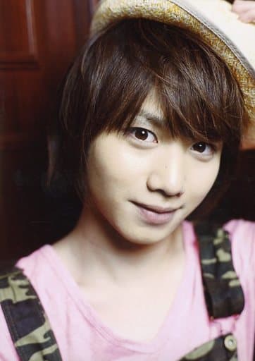 Official photo (male) / actor Keisuke Ueda / Face Up / Costume Pink ...