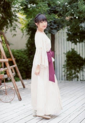 Official photo (female) / voice actor Asami Imai / Full body / White ...