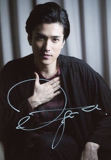Official photo (male) / actor ☆ Daisuke Watanabe / with handwritten signature, upper body ...