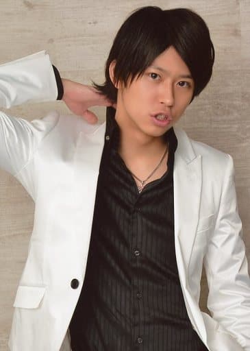 Official photo (male) / actor Katsuhiro Suzuki / Upper Body / Costume White / Black / Jacket ...