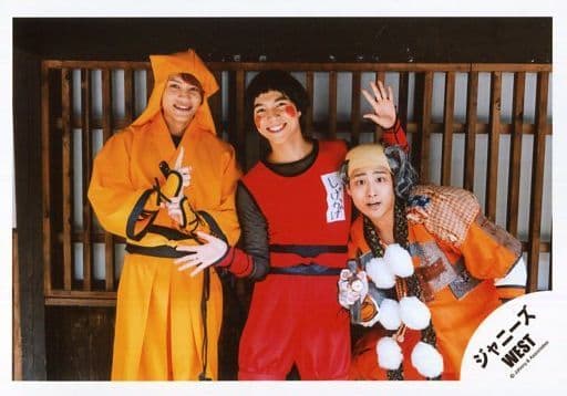 Johnny's West / Assembly (3 persons) / Horizontal / Above the knees ...