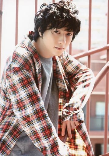 Official photo (male) / actor Hiroki Suzuki / Upper Body / Costume Red Gray / Check Pattern ...