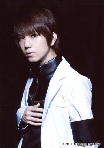 Official photo (male) / actor Yuya Asato (Dr. TEN) / Bust-up / Costume Black and White / Right ...