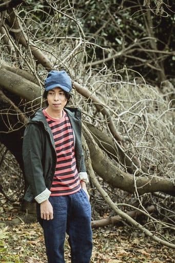 Official photo (male) / actor Yosuke Kuroda / Kneecap / Costume black / red / / Hat / Left Eye ...