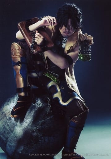 Official photo (male) / actor Yuichi Ito (Kanbei KURODA) / whole body / sitting / costume brown ...