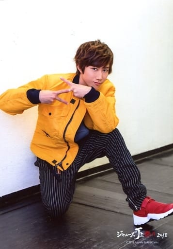 Snow Man / Ryo Abe Hira / Whole Body / Squatting / Costume Yellow Black / fingers of both hands ...