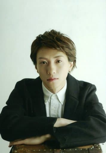 Official photo (male) / actor Hiroki Suzuki / Bust Up / Costume Black / White / Right Hand ...