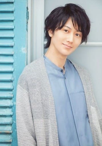 Official photo (male) / actor Motohiro Ota / Upper Body / Costume Gray ...