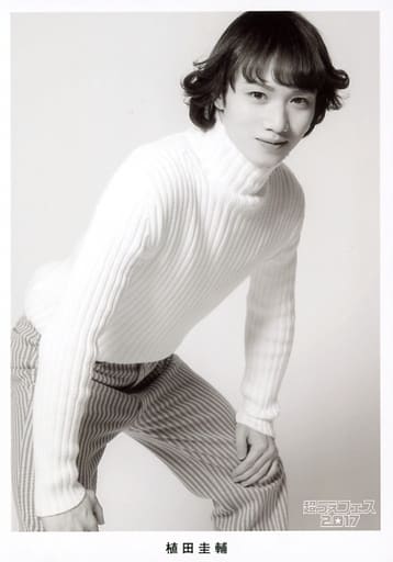 Official photo (male) / actor Keisuke Ueda / Above-the-knee / White ...
